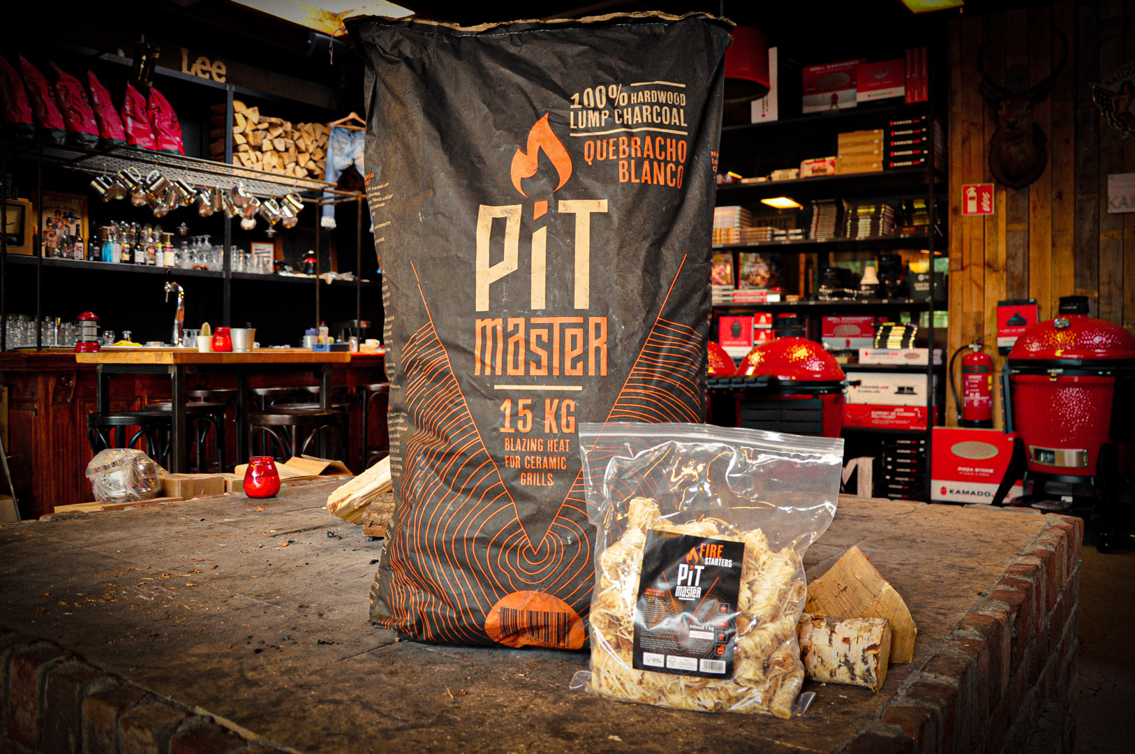 Pitmaster White Quebracho 15kg+Aanmaakwokkels Deal | Black and Blue BBQ